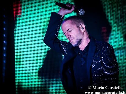 √ Raf, passato punk: quella volta che aprì per i Clash - Rockol