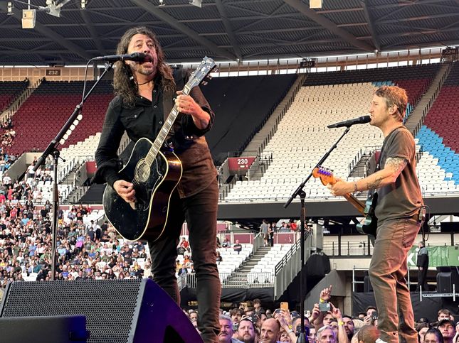 √ I Foo Fighters chiamano sul palco Geezer Butler per "Paranoid" - Rockol
