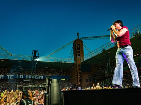 √ Olly riapre alla musica lo stadio di Genova: la scaletta - Rockol
