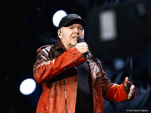 √ Vasco: le origini de "Gli spari sopra", un canto di ribellione - Rockol