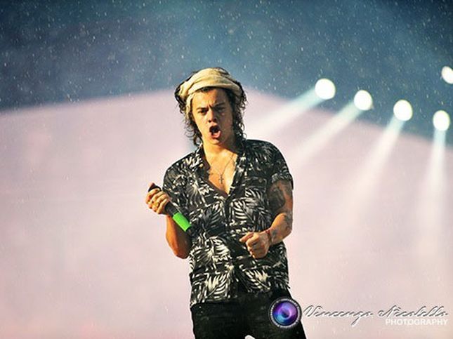 √ One Direction nel video di Steal my girl Danny DeVito - Rockol