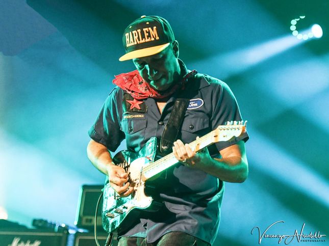 √ "Adjourn it" è la nuova incendiaria canzone di Tom Morello - Rockol