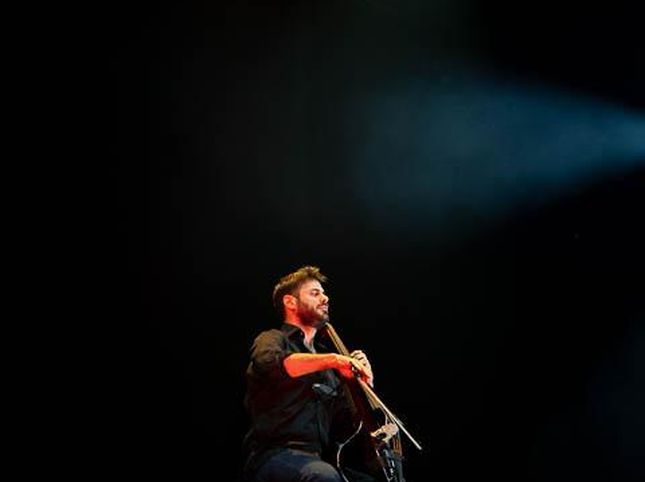 √ HAUSER, dai 2Cellos agli U2: "Una jam con Bono e The Edge" - Rockol