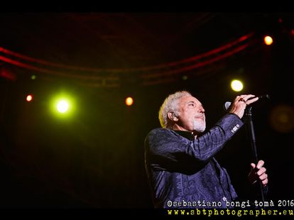 √ Tom Jones va a cantare in strada come un busker e raccoglie 580 euro ...