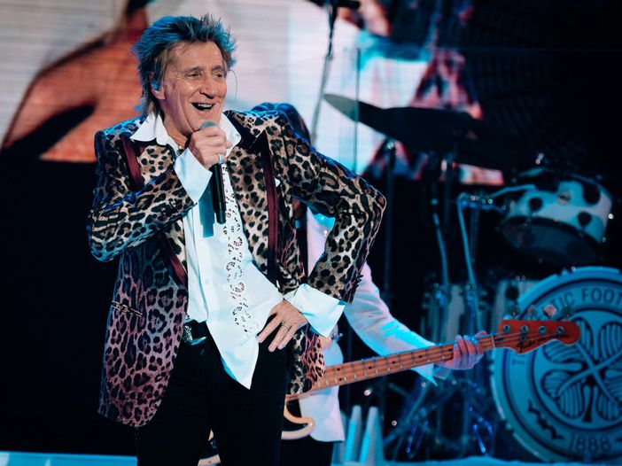 √ Rod Stewart, malore durante il concerto: sul palco con l'ossigeno ...