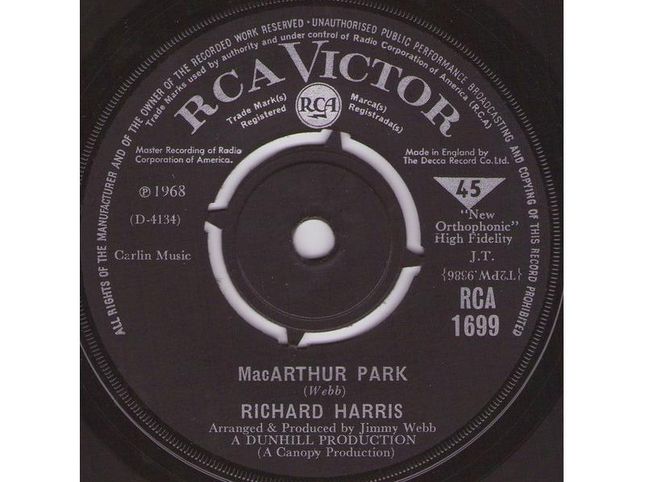 √ "MacArthur Park", la canzone di "Beetlejuice Beetlejuice" - Rockol