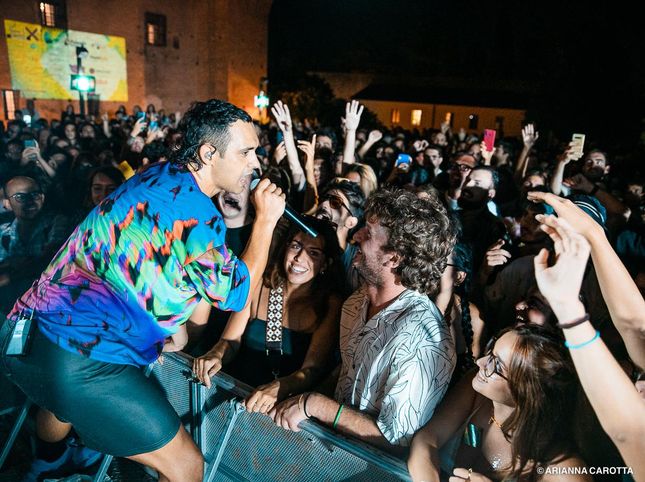 √ “La verità” è l’apogeo dell’estate dell’amore di Cosmo - Rockol